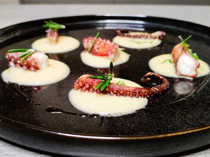 Ricetta polpo grigliato con purea di ceci